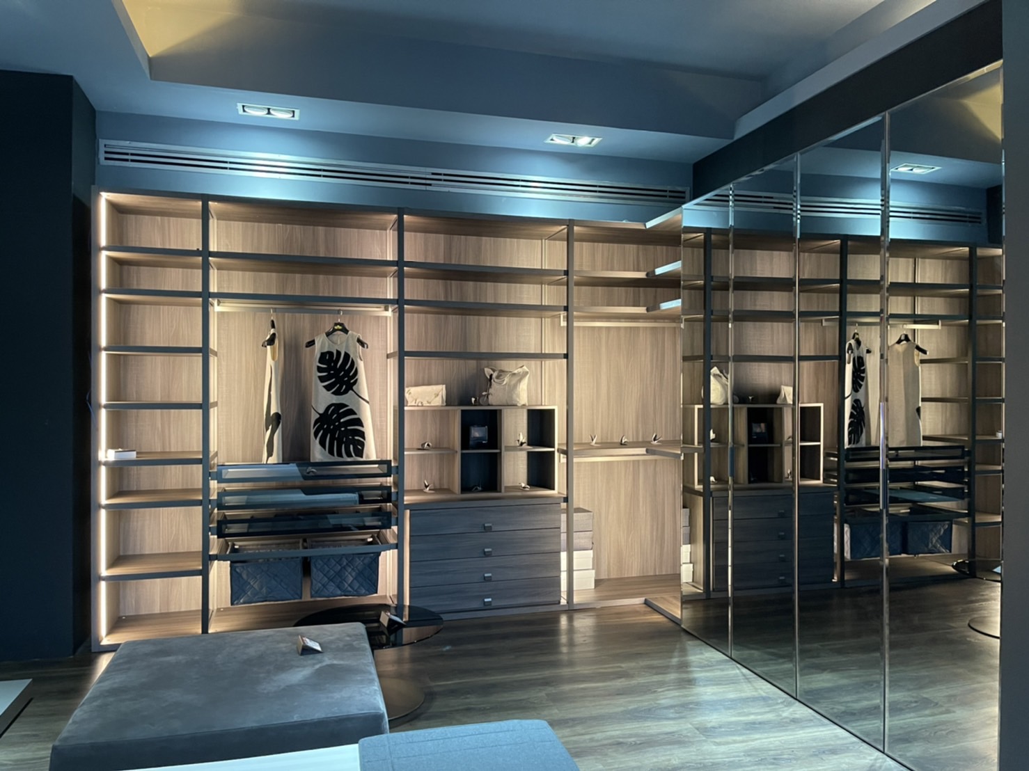 L Shape Walk In Closet - RCD Design Center