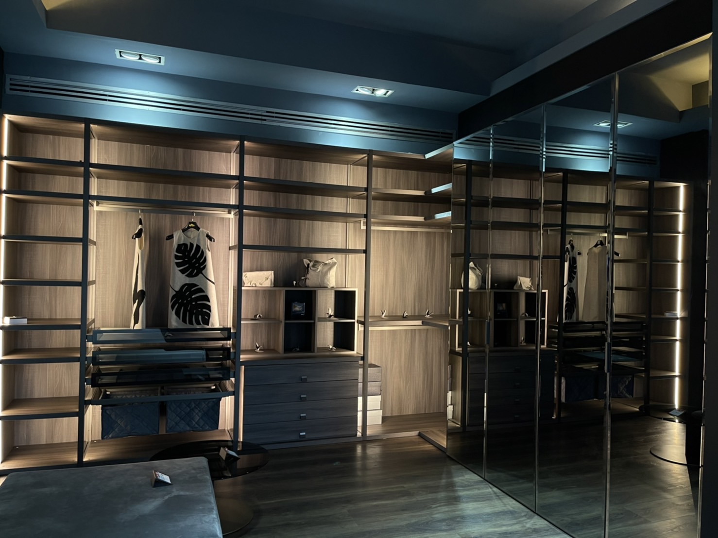 L Shape Walk In Closet - RCD Design Center